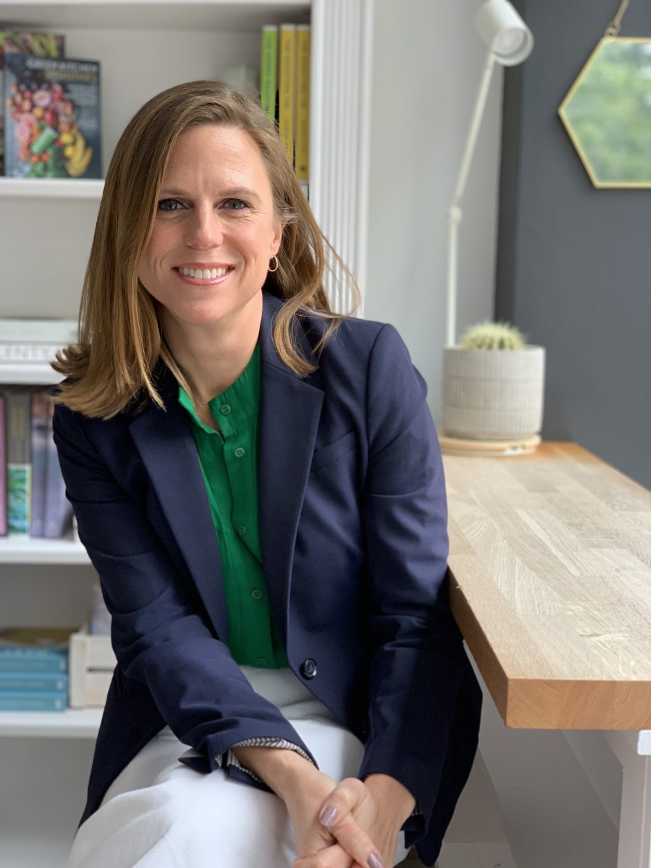 Elizabeth Dellert: Jackson's Painting Prize 2020 Expert Judge Interview ...